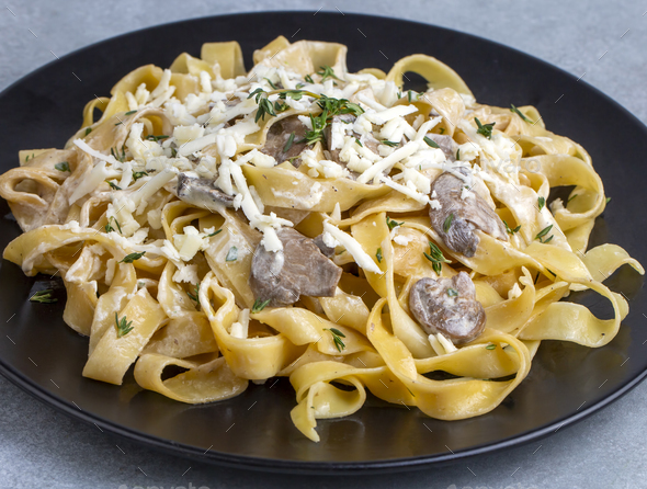 Homemade Italian fettuccine pasta (Fettuccine al Funghi Porcini) with ...