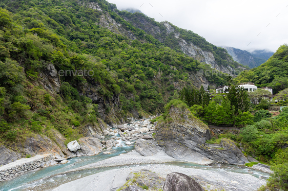 Liwu river gorge and high mountain cliff face in taroko national park ...
