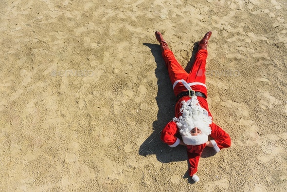Santa Claus enjoy sunbathing at tropical ocean beach in turquoise waves ...