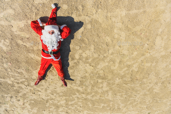Santa Claus enjoy sunbathing at tropical ocean beach in turquoise waves ...