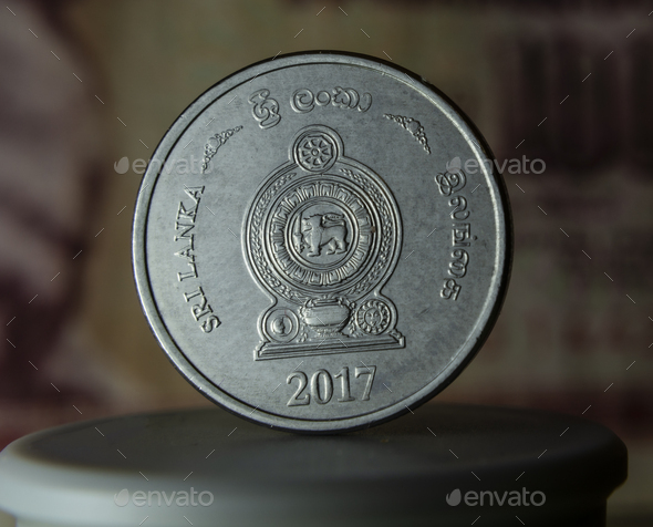 Close-up of a Sri Lanka 5 rupee coin against a dark background Stock ...