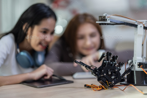 College students use STEM robot for hands-on learning, merging ...