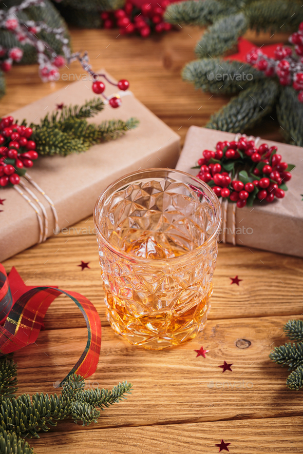 Glass of whiskey or bourbon with festive Christmas decoration Stock ...