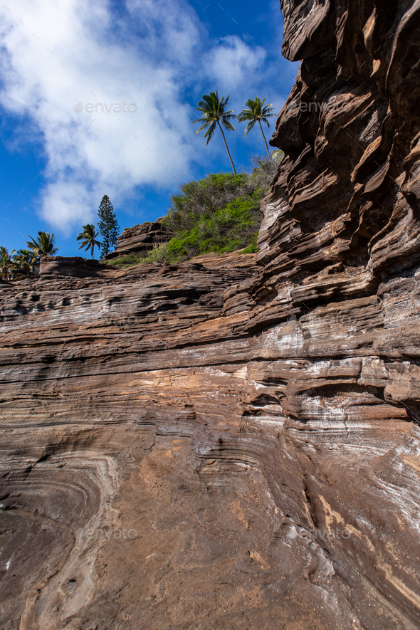 Vertical shot of a layered cliff of volcanic rock in O'ahu, Hawaii ...