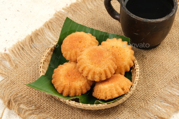 Bolu kering jadul. Kuih Bahulu or mini sponge cake, traditional old ...
