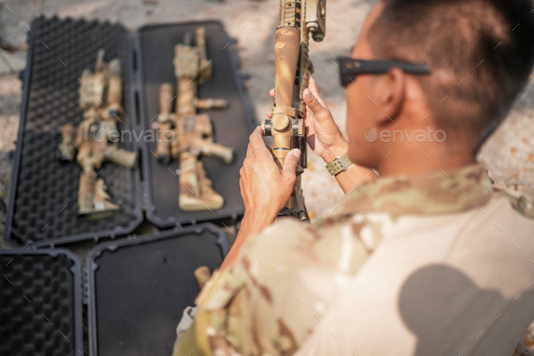 US Army Rangers with weapons. modern rifle on table, soldiers weapons ...