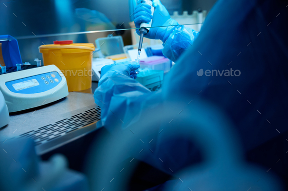 Laboratory worker uses a laboratory pipette dispenser at work Stock ...