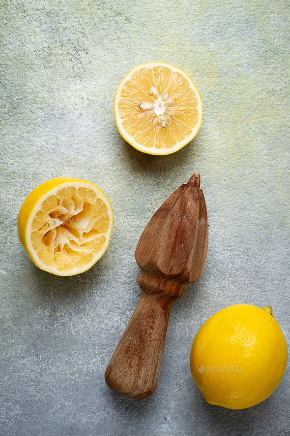 Wooden citrus reamer, manual lemon juicer, made of acacia wood, with ...
