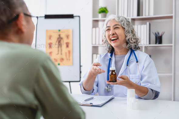 Cheerful doctor explaining medication to a patient with a smile ...
