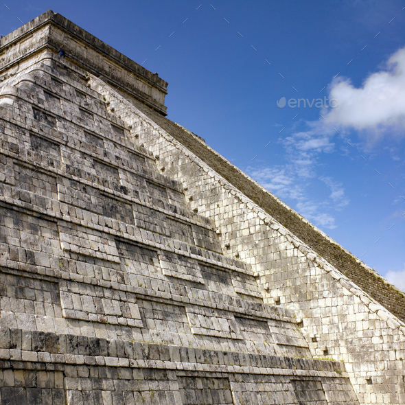 El Castillo Pyramid at Chichen Itza on the Yacatan Peninsula in Mexico ...