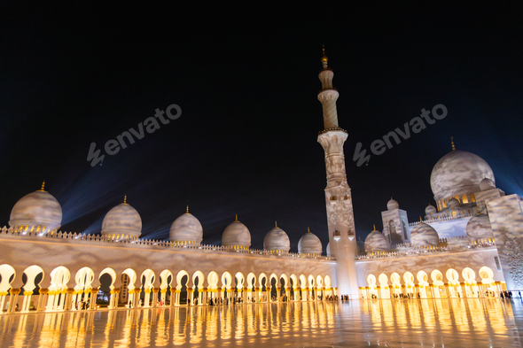 Sheikh Zayed Grand Mosque's domes and arches mirrored on marble floor ...