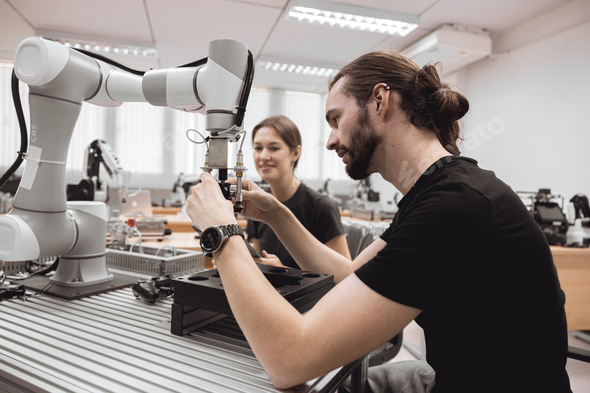 Robotics program university, students learn mechanical Robot Training ...