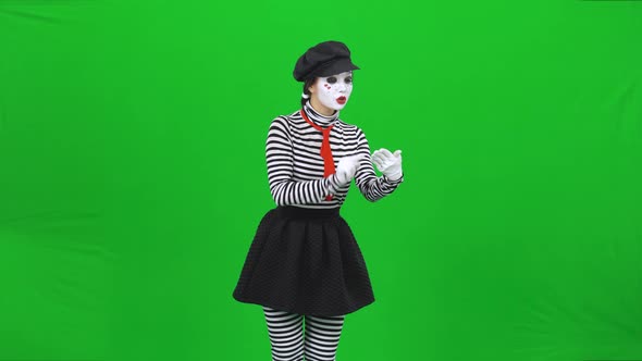 Mime Girl Is Singing a Song and Bowing. Chroma Key., Stock Footage