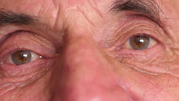 Close-up of the eye of a caucasian elderly man over 70 years old ...