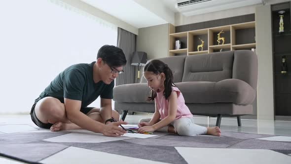 Family holiday activities where parents and children play together ...