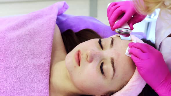 Ultrasonic scrabbing. Young woman receiving ultrasound cavitation ...
