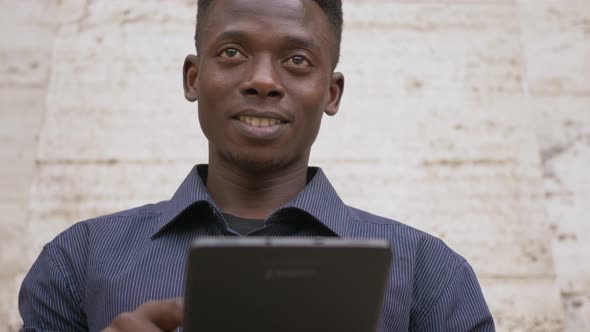 Smiling black african student using digital tablet- outdoor, Stock Footage