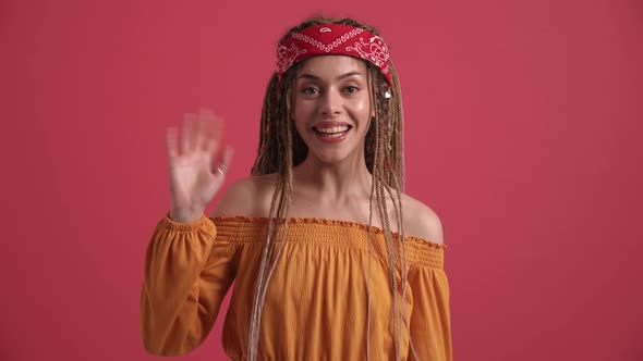 Smiling hippie woman doing hello gesture at the camera, Stock Footage