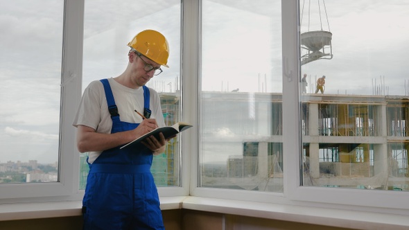 Construction worker writing a check list or taking notes, Stock Footage
