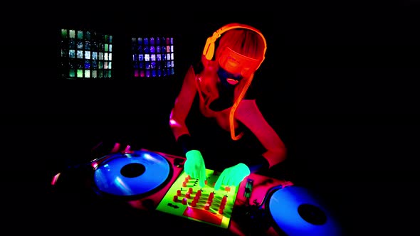 glow uv dj party music fluorescent woman disco ultra violet, Stock Footage