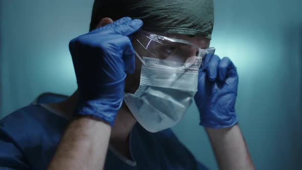 Doctor wears protective goggles in the operating room, Stock Footage