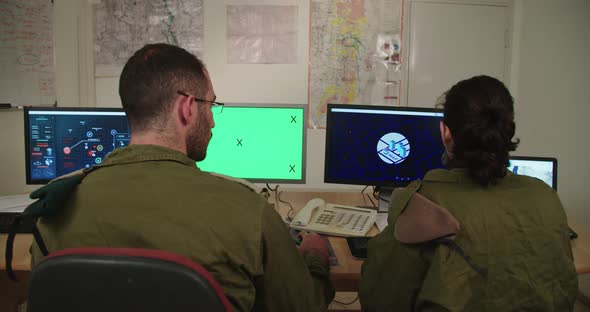 Israeli soldiers in a military command and control room looking at ...