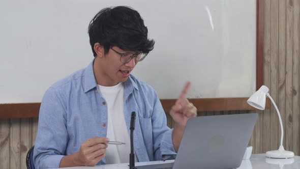 Teachers live broadcasting online teaching via laptop., Stock Footage