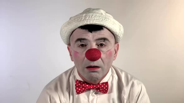Emoji Clown. A disappointed clown mime shakes his head and covers his ...