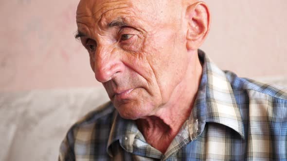 The sad look of an elderly Caucasian man. Senior citizen 70-79 years ...
