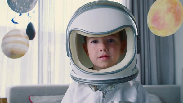 Spaceman Form of Space Hero in Suit Bumblebee Astronaut Conquers Space ...