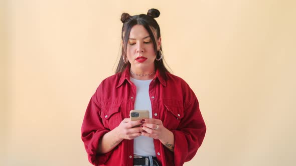 Angry woman in rage typing on smart phone negative message emotionally ...