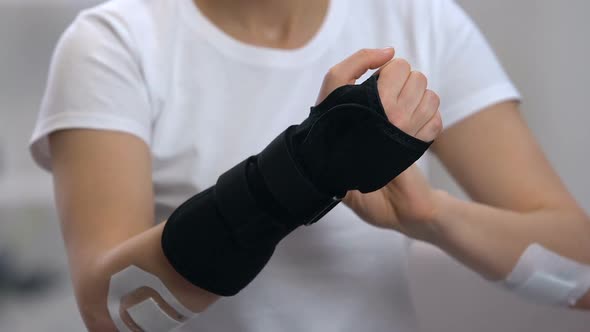 Woman Wearing Titan Wrist Brace, Orthopedic Support After Trauma ...