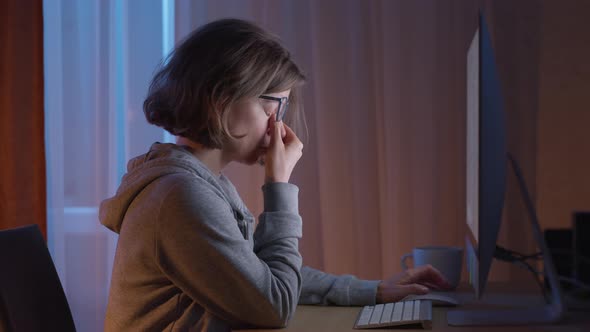Business woman tired of working at the computer. Fatigue and stress ...